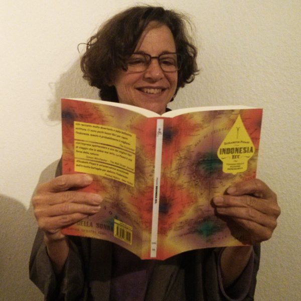 Elizabeth Pisani autrice di Indonesia Ecc. Viaggio in una società ...