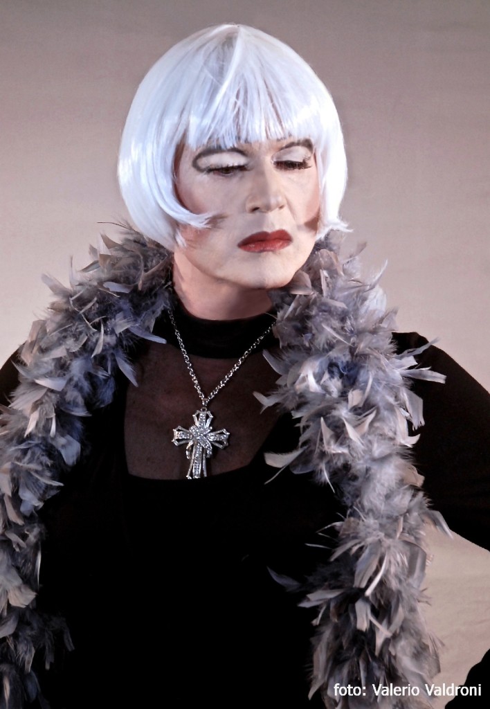 Divina. Memorie di una drag singer d’antan - art a part of cult(ure)