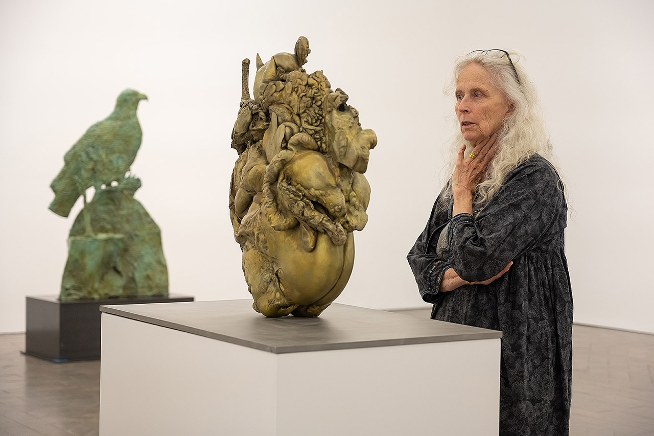 Il mondo di Kiki Smith, fra spirito e materia, in mostra alla galleria ...