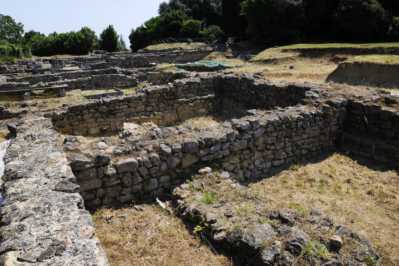 Toscana archeologica. Acropoli Etrusca di Volterra - art a part of cult ...
