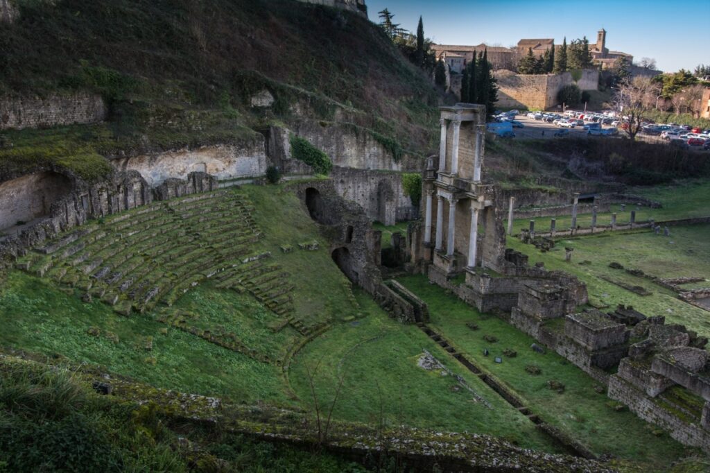Toscana archeologica. Acropoli Etrusca di Volterra - art a part of cult ...