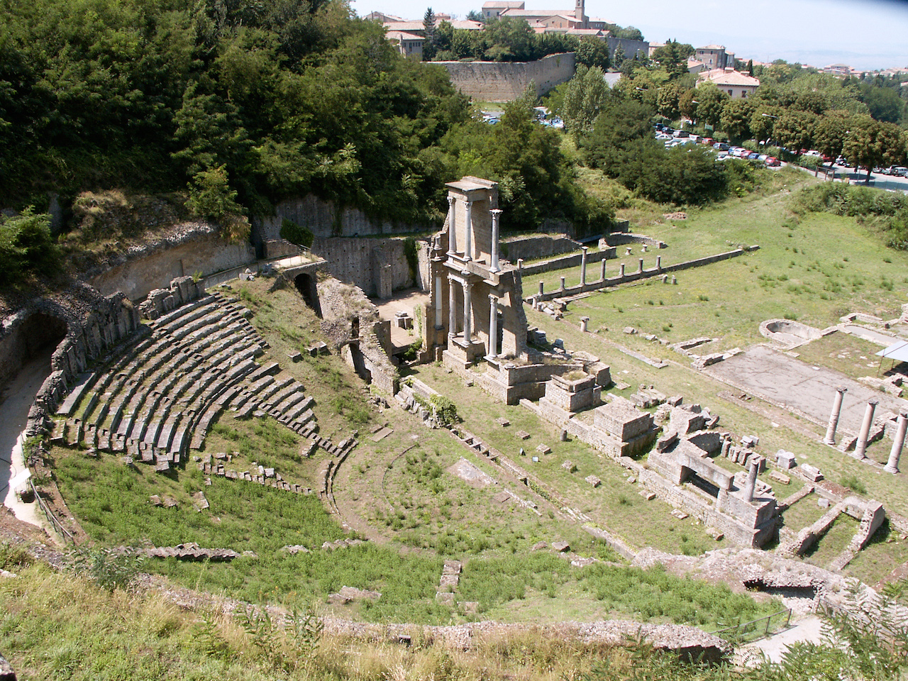 Toscana archeologica. Acropoli Etrusca di Volterra - art a part of cult ...