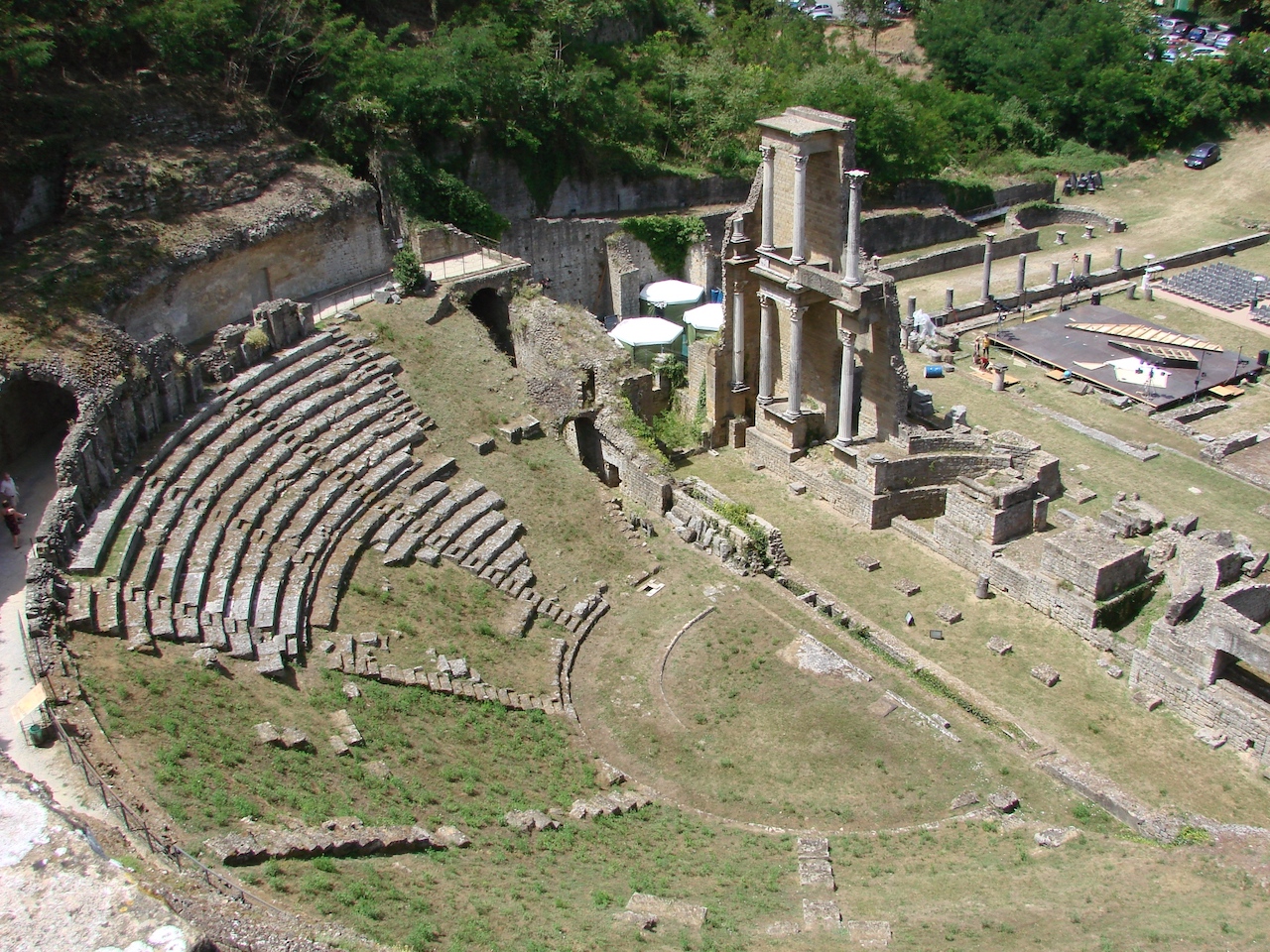 Toscana archeologica. Acropoli Etrusca di Volterra - art a part of cult ...