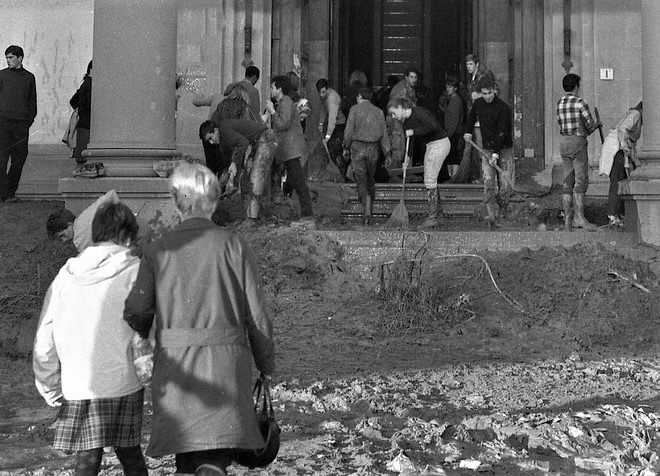Gli Angeli del Fango per l'Alluvione di Firenze del 1966 - art a part ...