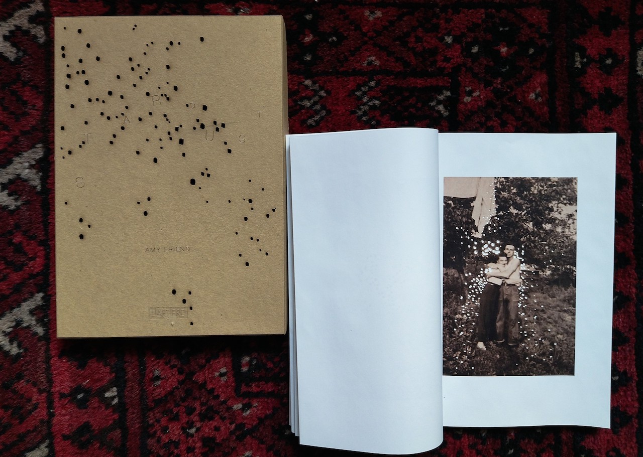 Flying Photo Book Carpet. La memoria: Amy Friend, Riccardo Zipoli ...