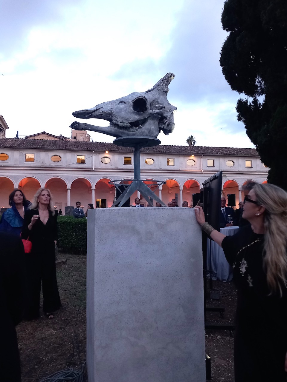 Elisabetta Benassi. L'ottava Testa nel Chiostro di Michelangelo è mash ...